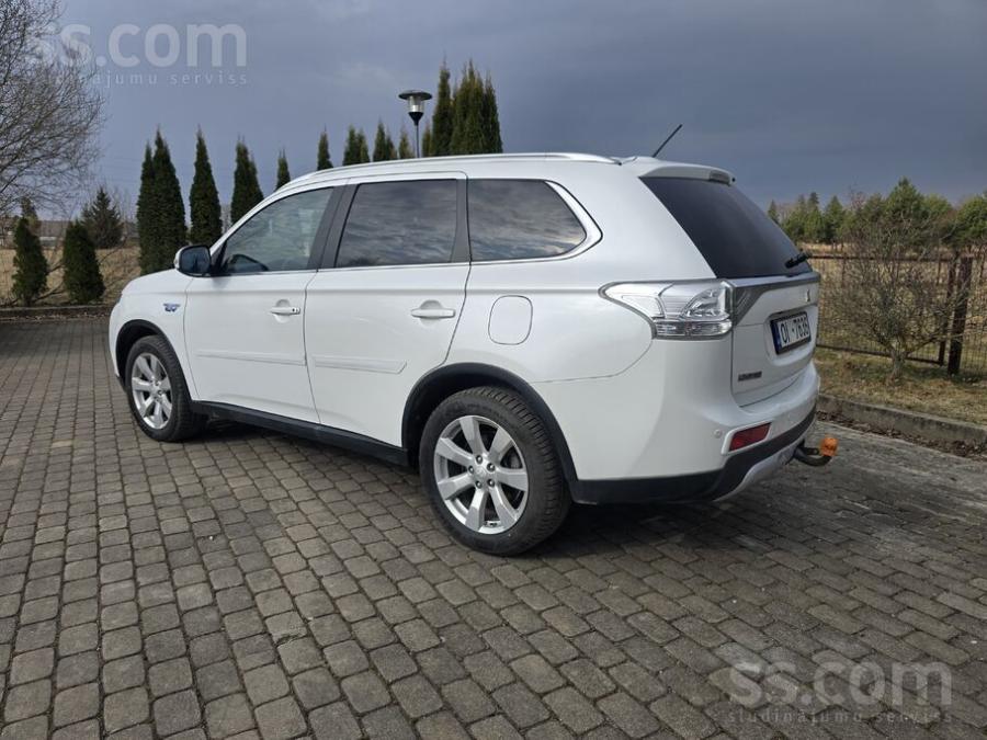 Balts Mitsubishi Outlander 2015 Rīga, ar dzinēja tilpumu 2.00 L un nobraukumu 260 tūkst. km par 9390 €, foto 3 vietnē AUTOMOTO.COM.LV