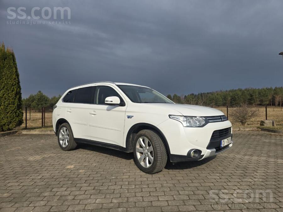 Balts Mitsubishi Outlander 2015 Rīga, ar dzinēja tilpumu 2.00 L un nobraukumu 260 tūkst. km par 9390 €, foto 4 vietnē AUTOMOTO.COM.LV