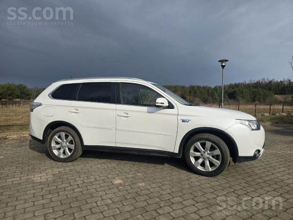 White Mitsubishi Outlander 2015 in Riga, with an engine capacity of 2.00 L and mileage of 260 thousand km for 9390 €, photo 4 on AUTOMOTO.COM.LV