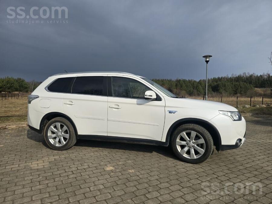 Balts Mitsubishi Outlander 2015 Rīga, ar dzinēja tilpumu 2.00 L un nobraukumu 260 tūkst. km par 9390 €, foto 5 vietnē AUTOMOTO.COM.LV