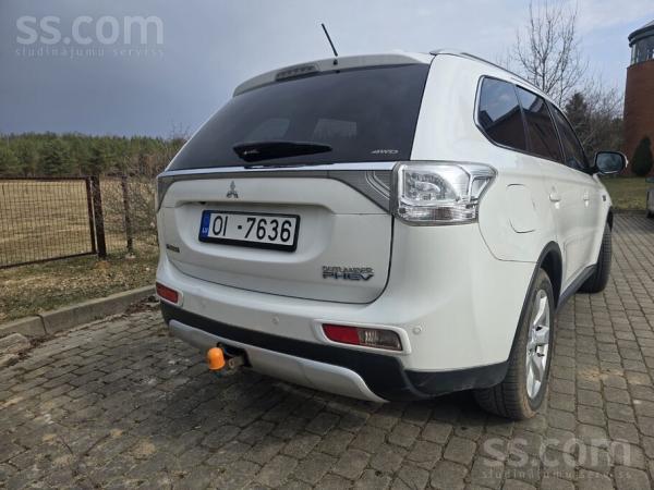 White Mitsubishi Outlander 2015 in Riga, with an engine capacity of 2.00 L and mileage of 260 thousand km for 9390 €, photo 5 on AUTOMOTO.COM.LV