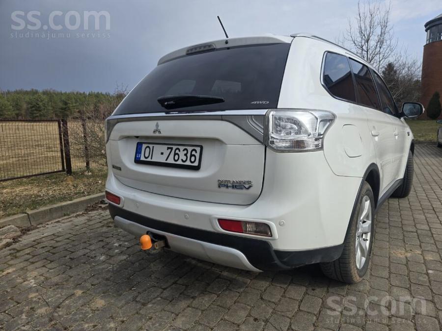 Balts Mitsubishi Outlander 2015 Rīga, ar dzinēja tilpumu 2.00 L un nobraukumu 260 tūkst. km par 9390 €, foto 6 vietnē AUTOMOTO.COM.LV