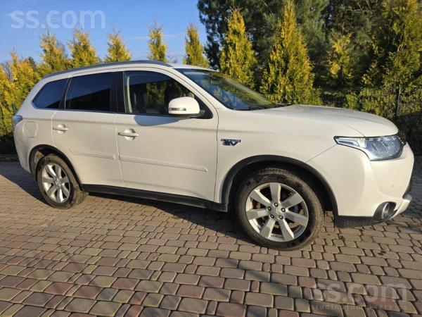 White Mitsubishi Outlander 2015 in Riga, with an engine capacity of 2.00 L and mileage of 260 thousand km for 9390 €, photo 8 on AUTOMOTO.COM.LV