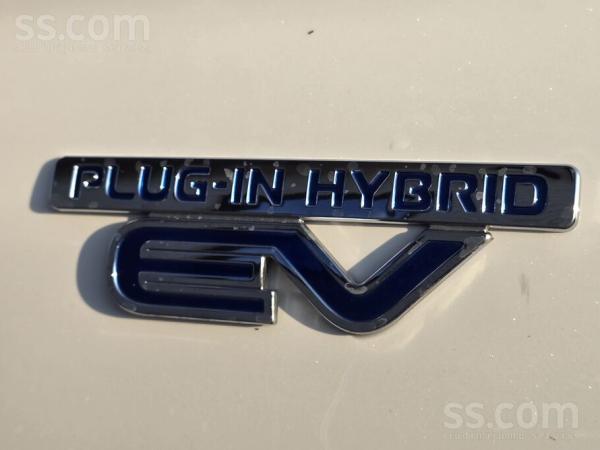 White Mitsubishi Outlander 2015 in Riga, with an engine capacity of 2.00 L and mileage of 260 thousand km for 9390 €, photo 10 on AUTOMOTO.COM.LV