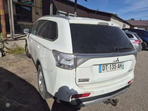 Balts Mitsubishi Outlander 2015 Tauragė, ar dzinēja tilpumu 2.27 L un nobraukumu 191 tūkst. km par 3800 €, foto 6 vietnē AUTOMOTO.COM.LV