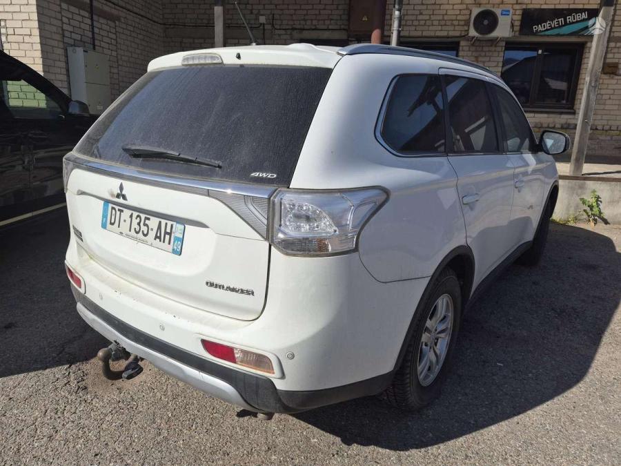 Balts Mitsubishi Outlander 2015 Tauragė, ar dzinēja tilpumu 2.27 L un nobraukumu 191 tūkst. km par 3800 €, foto 7 vietnē AUTOMOTO.COM.LV