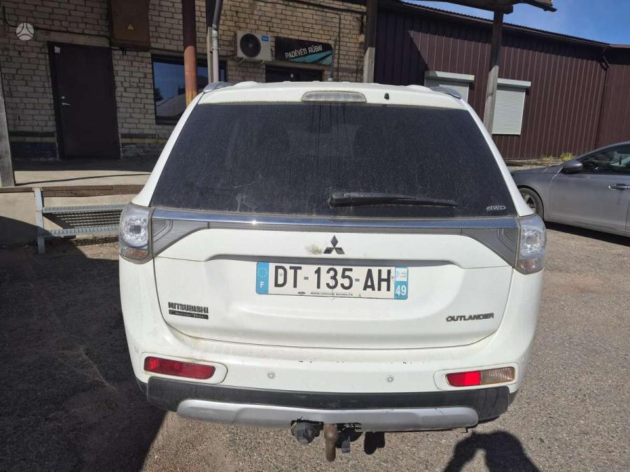 Balts Mitsubishi Outlander 2015 Tauragė, ar dzinēja tilpumu 2.27 L un nobraukumu 191 tūkst. km par 3800 €, foto 8 vietnē AUTOMOTO.COM.LV