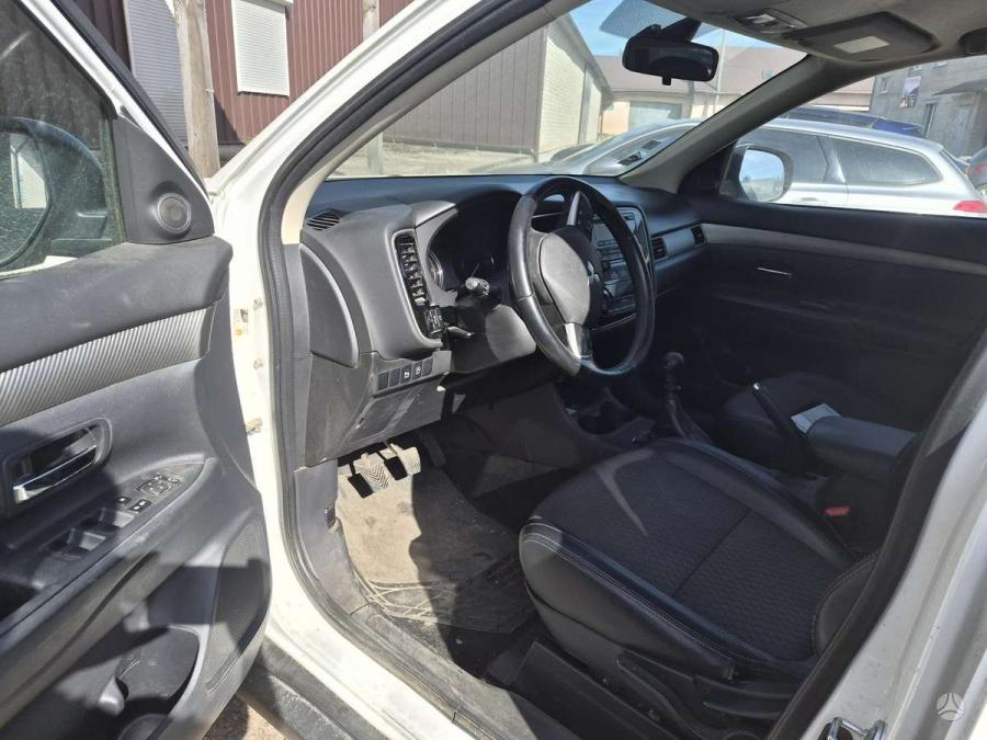 Balts Mitsubishi Outlander 2015 Tauragė, ar dzinēja tilpumu 2.27 L un nobraukumu 191 tūkst. km par 3800 €, foto 9 vietnē AUTOMOTO.COM.LV