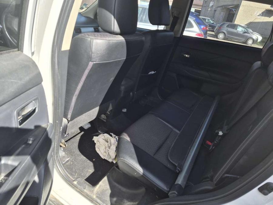 Balts Mitsubishi Outlander 2015 Tauragė, ar dzinēja tilpumu 2.27 L un nobraukumu 191 tūkst. km par 3800 €, foto 12 vietnē AUTOMOTO.COM.LV