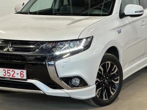 White Mitsubishi Outlander 2015 in Jurmala, with an engine capacity of 2.00 L and mileage of 254 thousand km for 13995 €, photo 3 on AUTOMOTO.COM.LV