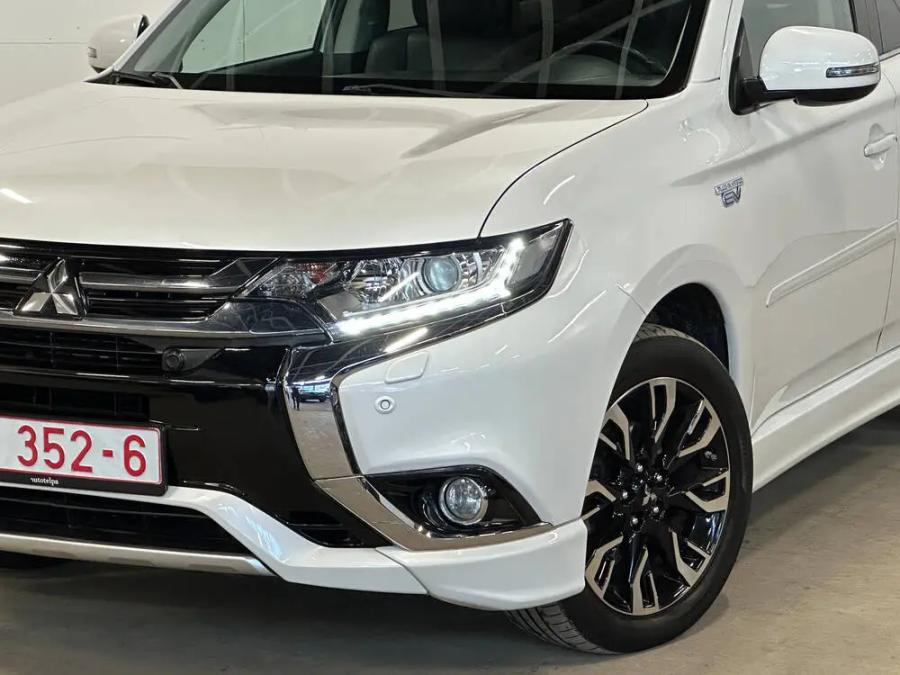 White Mitsubishi Outlander 2015 in Jurmala, with an engine capacity of 2.00 L and mileage of 254 thousand km for 13995 €, photo 3 on AUTOMOTO.COM.LV