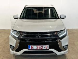 White Mitsubishi Outlander 2015 in Jurmala, with an engine capacity of 2.00 L and mileage of 254 thousand km for 13995 €, photo 4 on AUTOMOTO.COM.LV