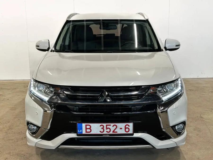 White Mitsubishi Outlander 2015 in Jurmala, with an engine capacity of 2.00 L and mileage of 254 thousand km for 13995 €, photo 4 on AUTOMOTO.COM.LV
