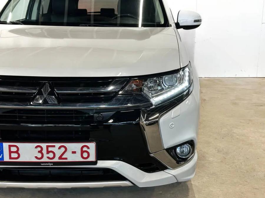 White Mitsubishi Outlander 2015 in Jurmala, with an engine capacity of 2.00 L and mileage of 254 thousand km for 13995 €, photo 5 on AUTOMOTO.COM.LV