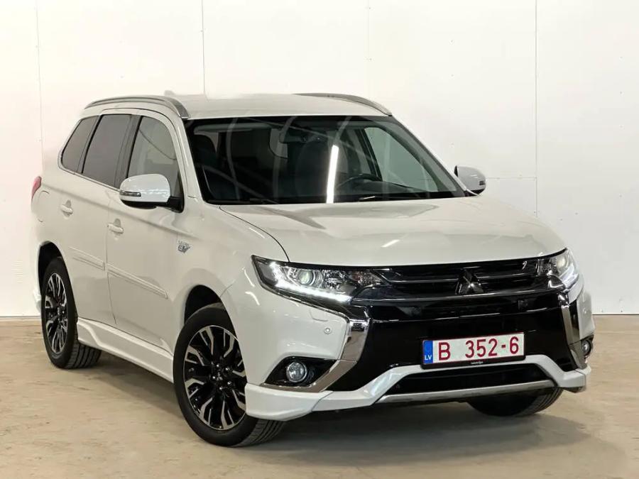 White Mitsubishi Outlander 2015 in Jurmala, with an engine capacity of 2.00 L and mileage of 254 thousand km for 13995 €, photo 6 on AUTOMOTO.COM.LV