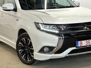 White Mitsubishi Outlander 2015 in Jurmala, with an engine capacity of 2.00 L and mileage of 254 thousand km for 13995 €, photo 7 on AUTOMOTO.COM.LV