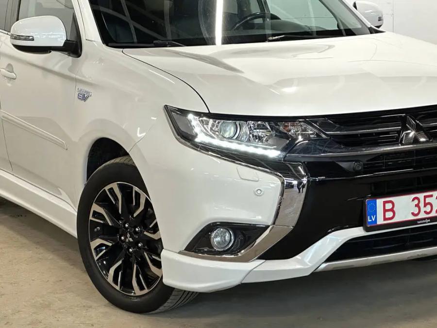 White Mitsubishi Outlander 2015 in Jurmala, with an engine capacity of 2.00 L and mileage of 254 thousand km for 13995 €, photo 7 on AUTOMOTO.COM.LV