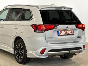 White Mitsubishi Outlander 2015 in Jurmala, with an engine capacity of 2.00 L and mileage of 254 thousand km for 13995 €, photo 9 on AUTOMOTO.COM.LV