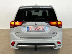 White Mitsubishi Outlander 2015 in Jurmala, with an engine capacity of 2.00 L and mileage of 254 thousand km for 13995 €, photo 10 on AUTOMOTO.COM.LV