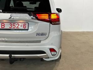 White Mitsubishi Outlander 2015 in Jurmala, with an engine capacity of 2.00 L and mileage of 254 thousand km for 13995 €, photo 11 on AUTOMOTO.COM.LV