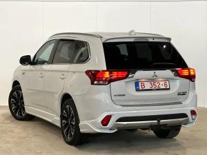 White Mitsubishi Outlander 2015 in Jurmala, with an engine capacity of 2.00 L and mileage of 254 thousand km for 13995 €, photo 12 on AUTOMOTO.COM.LV
