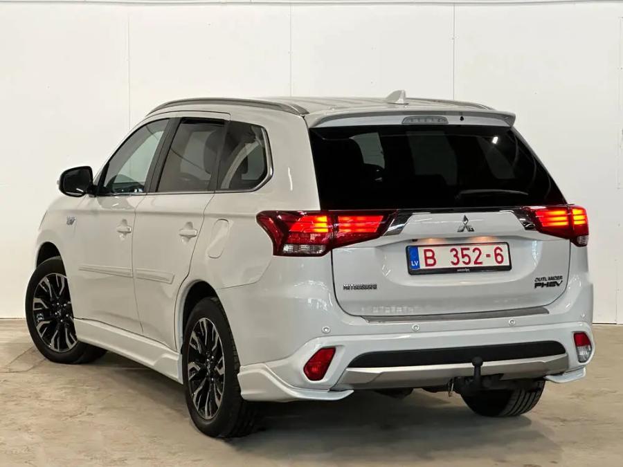 White Mitsubishi Outlander 2015 in Jurmala, with an engine capacity of 2.00 L and mileage of 254 thousand km for 13995 €, photo 12 on AUTOMOTO.COM.LV
