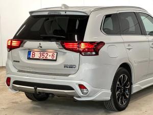 White Mitsubishi Outlander 2015 in Jurmala, with an engine capacity of 2.00 L and mileage of 254 thousand km for 13995 €, photo 13 on AUTOMOTO.COM.LV