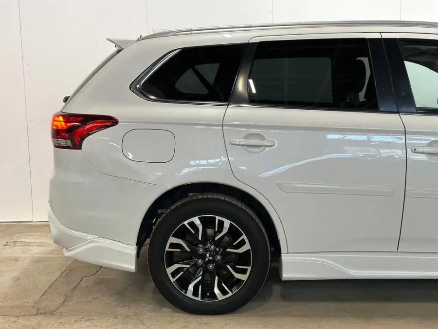White Mitsubishi Outlander 2015 in Jurmala, with an engine capacity of 2.00 L and mileage of 254 thousand km for 13995 €, photo 15 on AUTOMOTO.COM.LV
