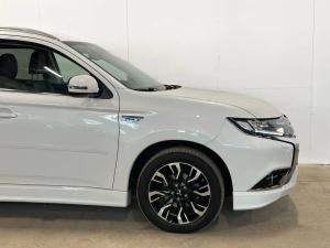 White Mitsubishi Outlander 2015 in Jurmala, with an engine capacity of 2.00 L and mileage of 254 thousand km for 13995 €, photo 16 on AUTOMOTO.COM.LV