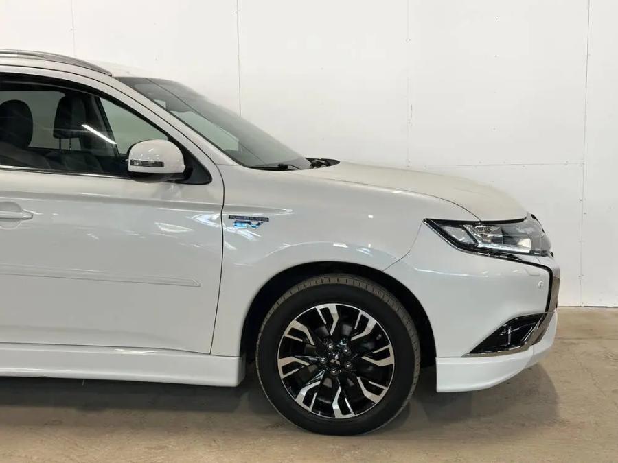 White Mitsubishi Outlander 2015 in Jurmala, with an engine capacity of 2.00 L and mileage of 254 thousand km for 13995 €, photo 16 on AUTOMOTO.COM.LV