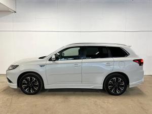 White Mitsubishi Outlander 2015 in Jurmala, with an engine capacity of 2.00 L and mileage of 254 thousand km for 13995 €, photo 17 on AUTOMOTO.COM.LV