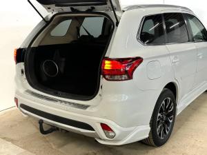 White Mitsubishi Outlander 2015 in Jurmala, with an engine capacity of 2.00 L and mileage of 254 thousand km for 13995 €, photo 18 on AUTOMOTO.COM.LV