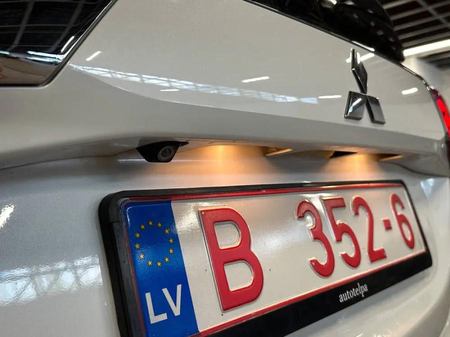 White Mitsubishi Outlander 2015 in Jurmala, with an engine capacity of 2.00 L and mileage of 254 thousand km for 13995 €, photo 19 on AUTOMOTO.COM.LV