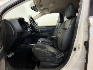 White Mitsubishi Outlander 2015 in Jurmala, with an engine capacity of 2.00 L and mileage of 254 thousand km for 13995 €, photo 20 on AUTOMOTO.COM.LV