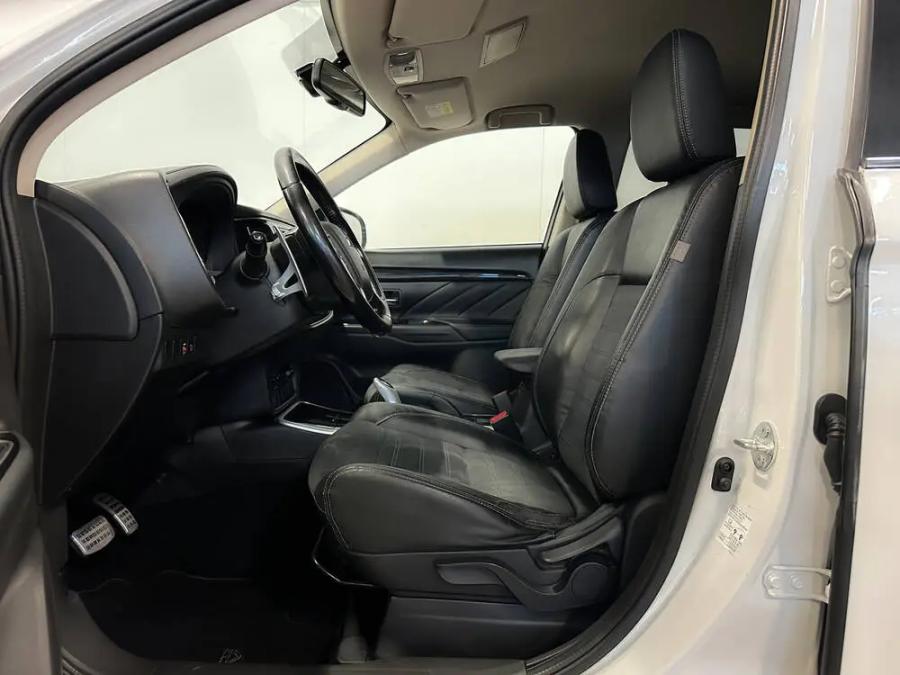 White Mitsubishi Outlander 2015 in Jurmala, with an engine capacity of 2.00 L and mileage of 254 thousand km for 13995 €, photo 20 on AUTOMOTO.COM.LV