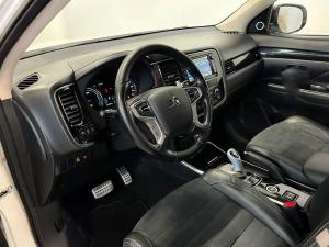 White Mitsubishi Outlander 2015 in Jurmala, with an engine capacity of 2.00 L and mileage of 254 thousand km for 13995 €, photo 21 on AUTOMOTO.COM.LV