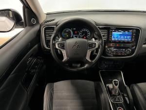 White Mitsubishi Outlander 2015 in Jurmala, with an engine capacity of 2.00 L and mileage of 254 thousand km for 13995 €, photo 22 on AUTOMOTO.COM.LV