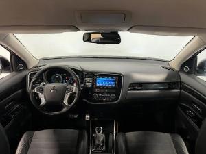White Mitsubishi Outlander 2015 in Jurmala, with an engine capacity of 2.00 L and mileage of 254 thousand km for 13995 €, photo 23 on AUTOMOTO.COM.LV