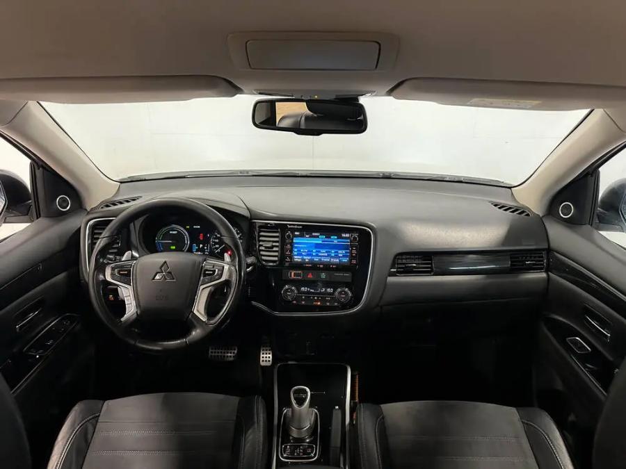 White Mitsubishi Outlander 2015 in Jurmala, with an engine capacity of 2.00 L and mileage of 254 thousand km for 13995 €, photo 23 on AUTOMOTO.COM.LV