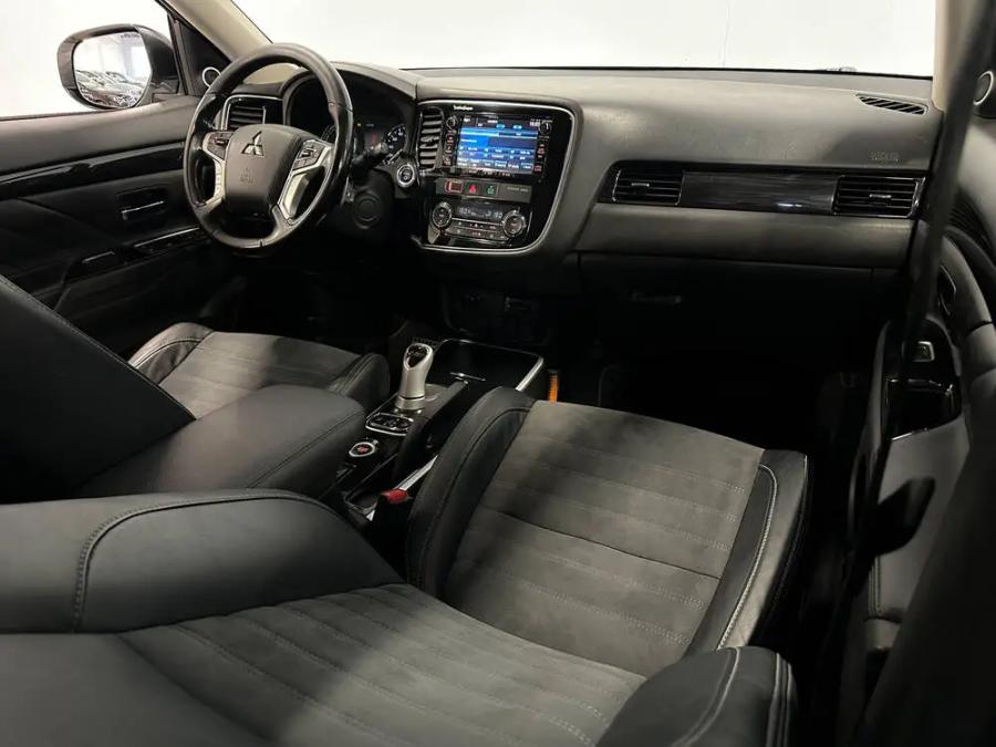 White Mitsubishi Outlander 2015 in Jurmala, with an engine capacity of 2.00 L and mileage of 254 thousand km for 13995 €, photo 24 on AUTOMOTO.COM.LV