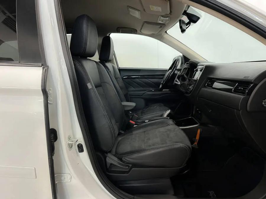 White Mitsubishi Outlander 2015 in Jurmala, with an engine capacity of 2.00 L and mileage of 254 thousand km for 13995 €, photo 28 on AUTOMOTO.COM.LV