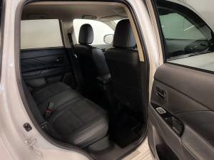 White Mitsubishi Outlander 2015 in Jurmala, with an engine capacity of 2.00 L and mileage of 254 thousand km for 13995 €, photo 29 on AUTOMOTO.COM.LV