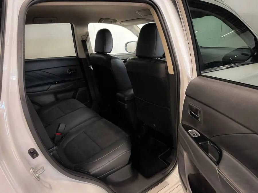 White Mitsubishi Outlander 2015 in Jurmala, with an engine capacity of 2.00 L and mileage of 254 thousand km for 13995 €, photo 29 on AUTOMOTO.COM.LV