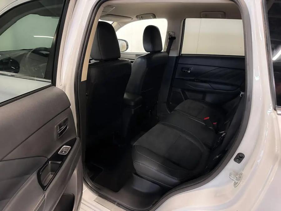 White Mitsubishi Outlander 2015 in Jurmala, with an engine capacity of 2.00 L and mileage of 254 thousand km for 13995 €, photo 30 on AUTOMOTO.COM.LV