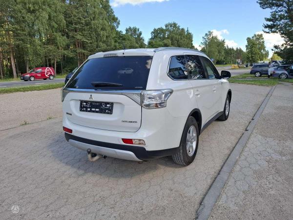 White Mitsubishi Outlander 2015 in Radviliskis, with an engine capacity of 2.20 L and mileage of 238 thousand km for 6900 €, photo 3 on AUTOMOTO.COM.LV