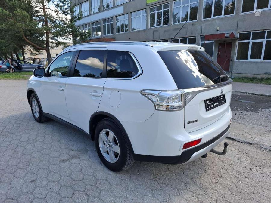 Balts Mitsubishi Outlander 2015 Radviliškis, ar dzinēja tilpumu 2.20 L un nobraukumu 238 tūkst. km par 6900 €, foto 5 vietnē AUTOMOTO.COM.LV
