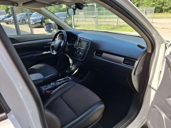 White Mitsubishi Outlander 2015 in Radviliskis, with an engine capacity of 2.20 L and mileage of 238 thousand km for 6900 €, photo 6 on AUTOMOTO.COM.LV