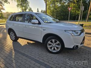 Balts Mitsubishi Outlander 2015 Rīga, ar dzinēja tilpumu 2.00 L un nobraukumu 262 tūkst. km par 9300 €, foto 4 vietnē AUTOMOTO.COM.LV