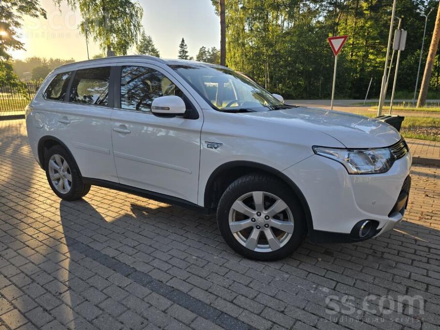 Balts Mitsubishi Outlander 2015 Rīga, ar dzinēja tilpumu 2.00 L un nobraukumu 262 tūkst. km par 9300 €, foto 4 vietnē AUTOMOTO.COM.LV