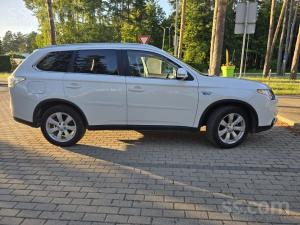 Balts Mitsubishi Outlander 2015 Rīga, ar dzinēja tilpumu 2.00 L un nobraukumu 262 tūkst. km par 9300 €, foto 6 vietnē AUTOMOTO.COM.LV